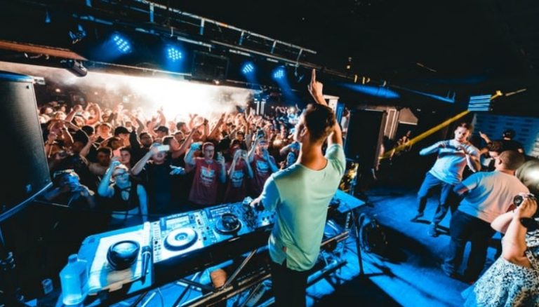 College Dorm Party: 10 Best Ideas for College Dorm Partys (Parties)